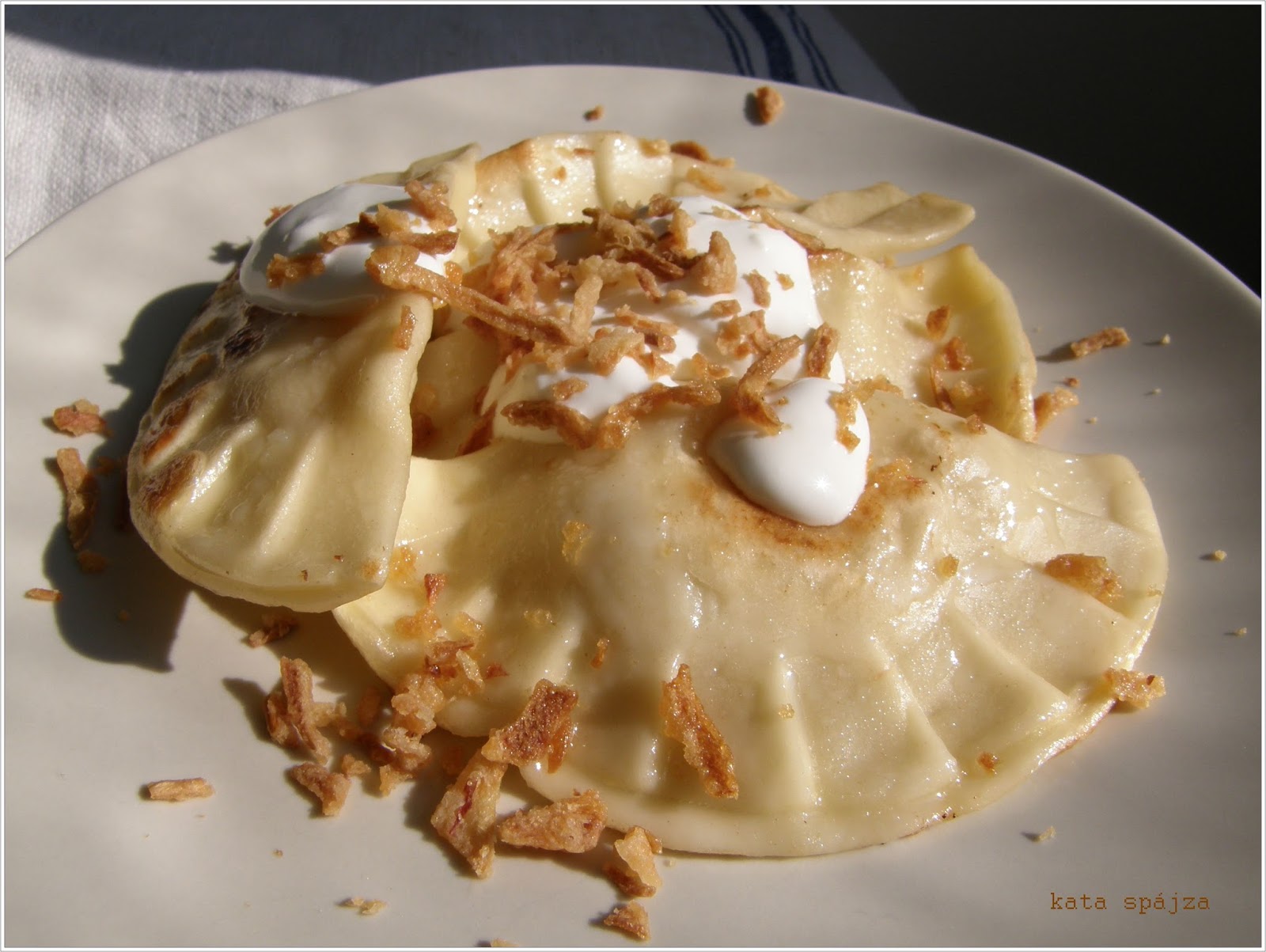 kata spájza: Krumplis sajtos hagymás pirog