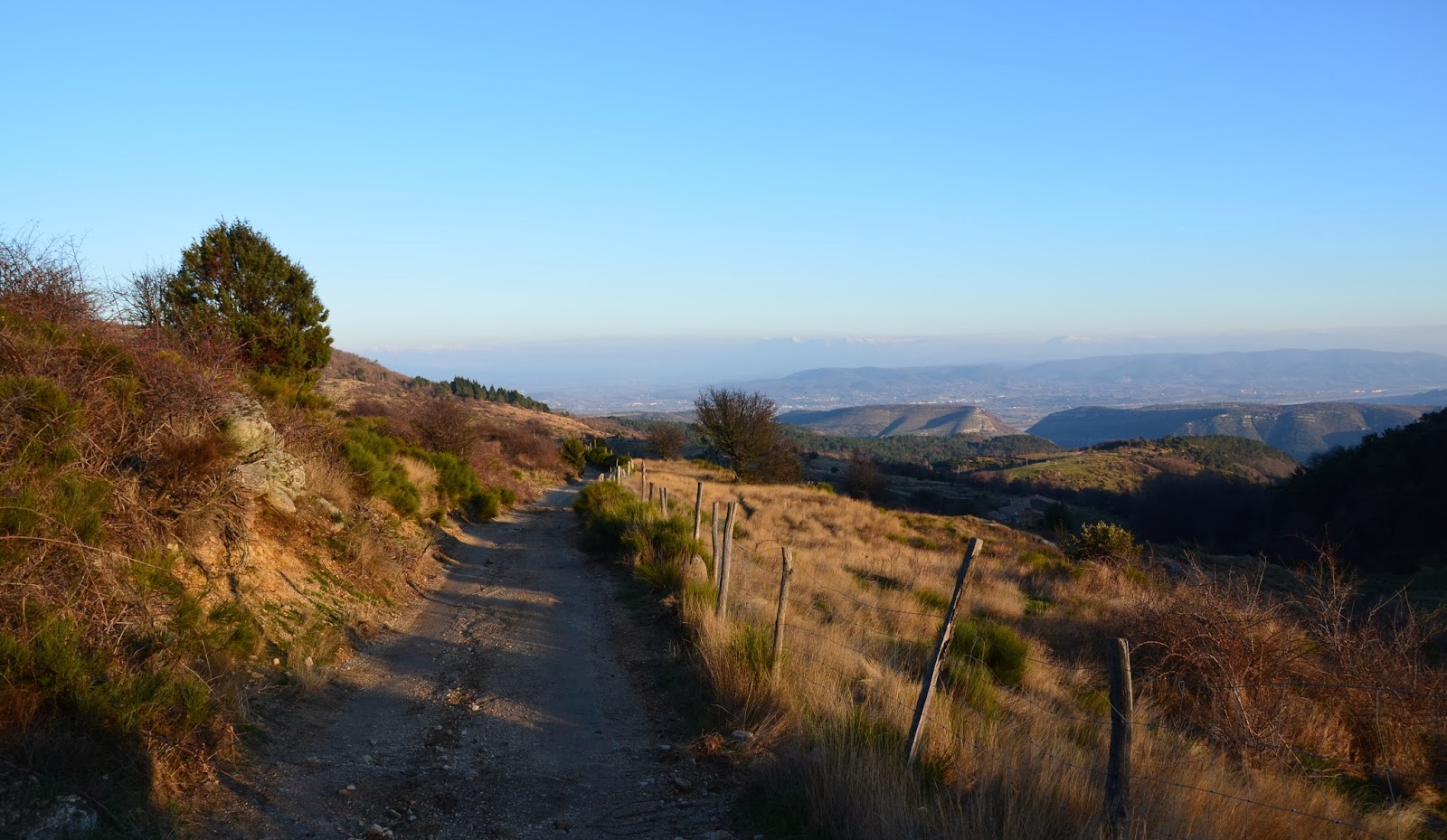 DROMESCAPE - Randonnées en Drôme et Escapades photographiques: Serre de ...