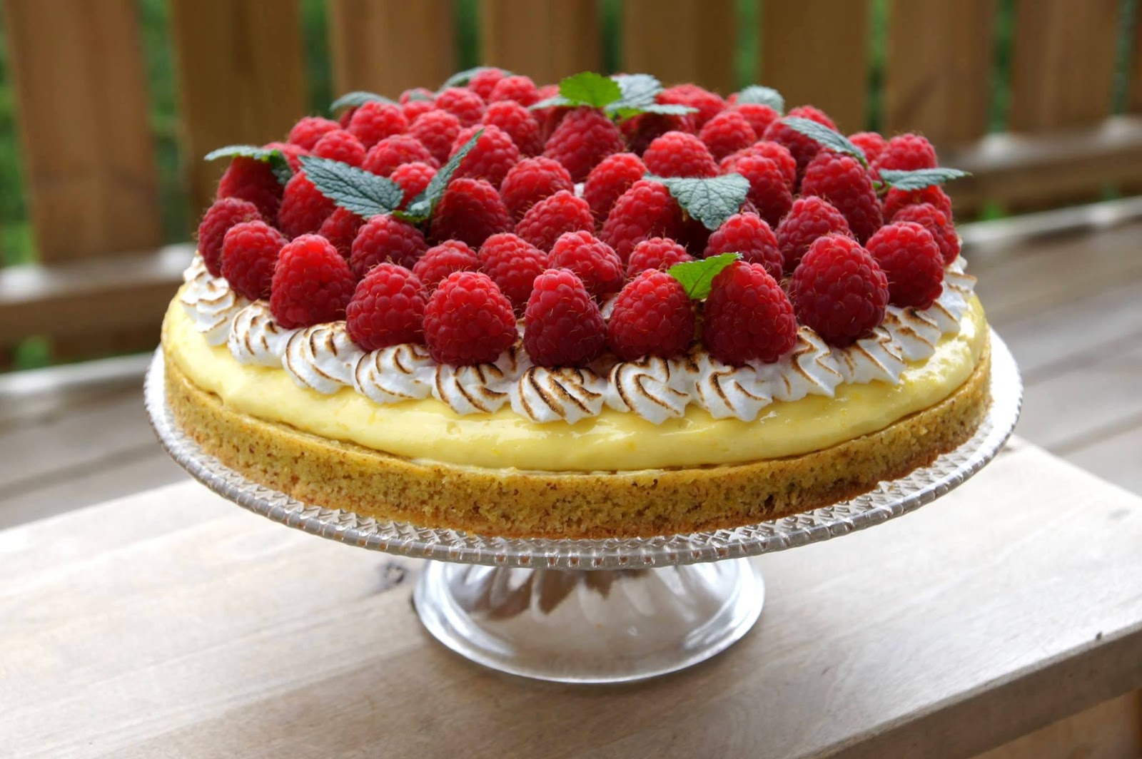 Salt Karamell: Sitron-terte med italiensk marengs og bringebær