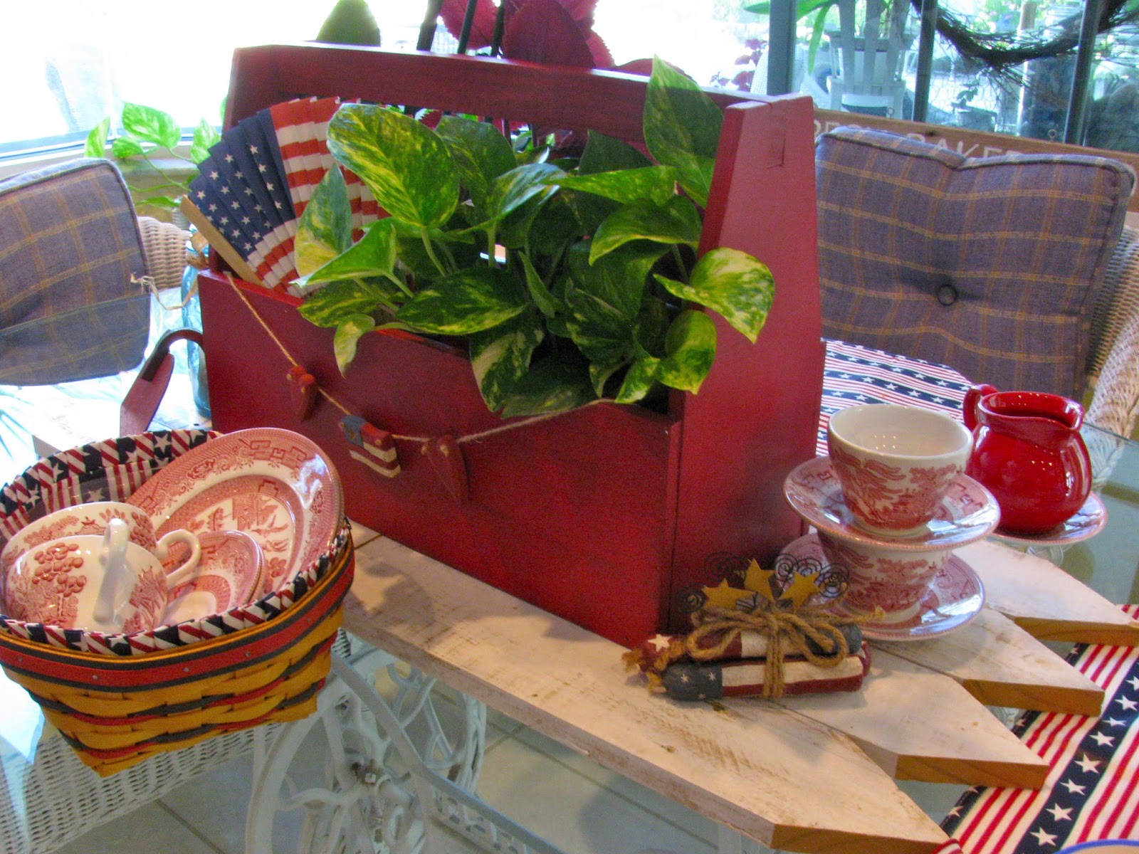 MAY DAYS: 24 Summer Breakfast Table Vignettes