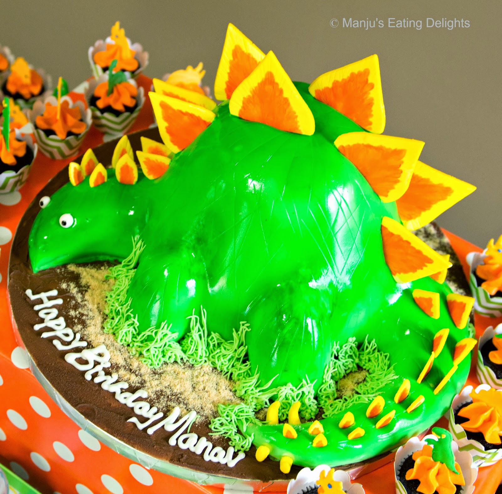 Manju's Eating Delights: Dinosaur Cake - a simple tutorial