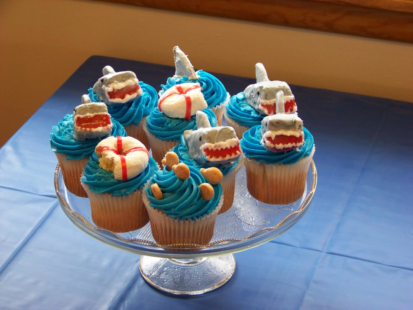 Stetler Arts : Shark cupcakes