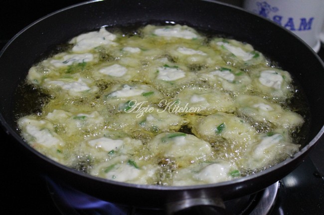 Cucur Ikan Bilis Lembut - Azie Kitchen