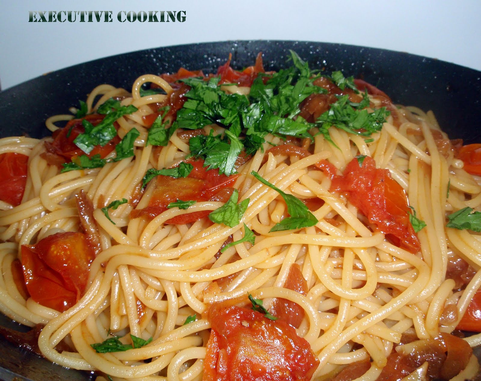 executive cooking: ΣΠΑΓΓΕΤΙ ΜΕ ΚΑΡΑΜΕΛΩΜΕΝΑ ΚΡΕΜΜΥΔΙΑ & ΝΤΟΜΑΤΑΚΙΑ