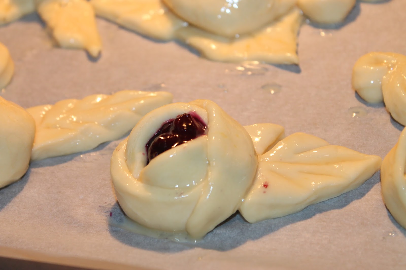 Pasiunea de a găti: Pateuri ,,Trandafiri cu dulceata"