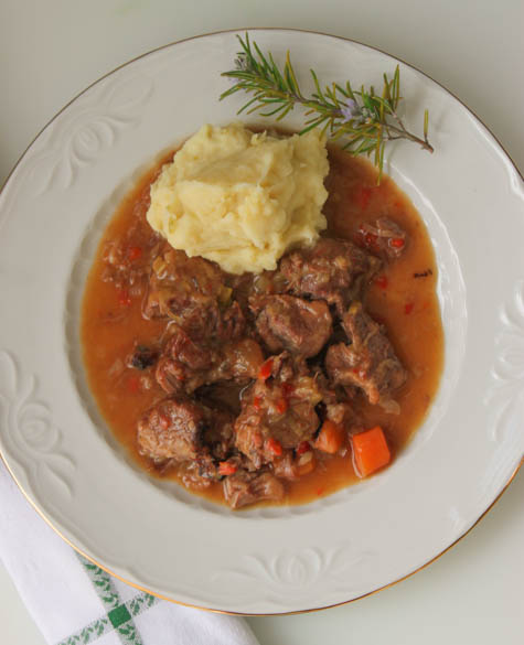 GUISO DE MORCILLO O ZANCARRÓN {BEEF SHANK STEW} | decocinasytacones