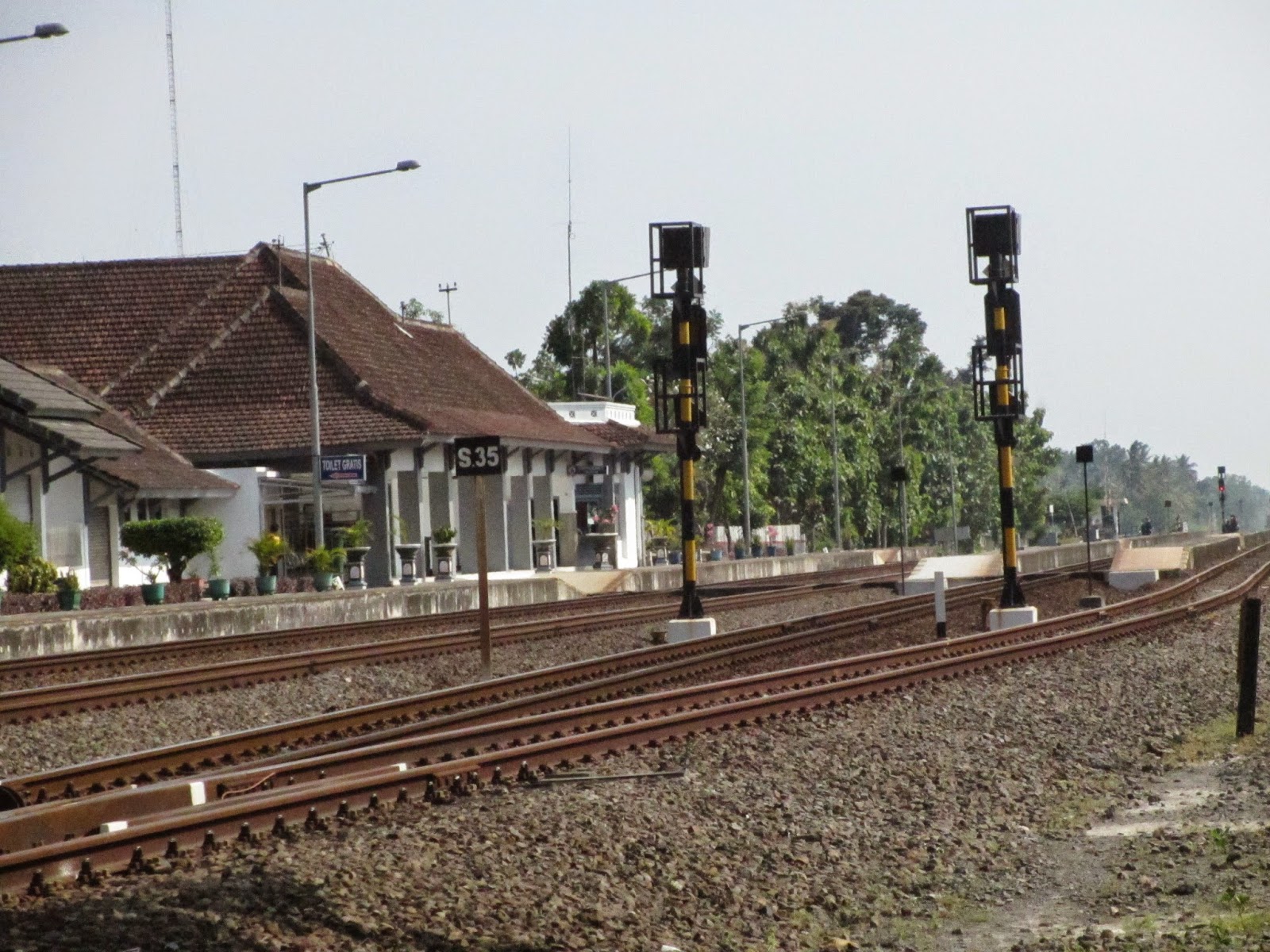 Kereta Api Indonesia: Jalan-jalan ke Stasiun Wates (Full Foto)