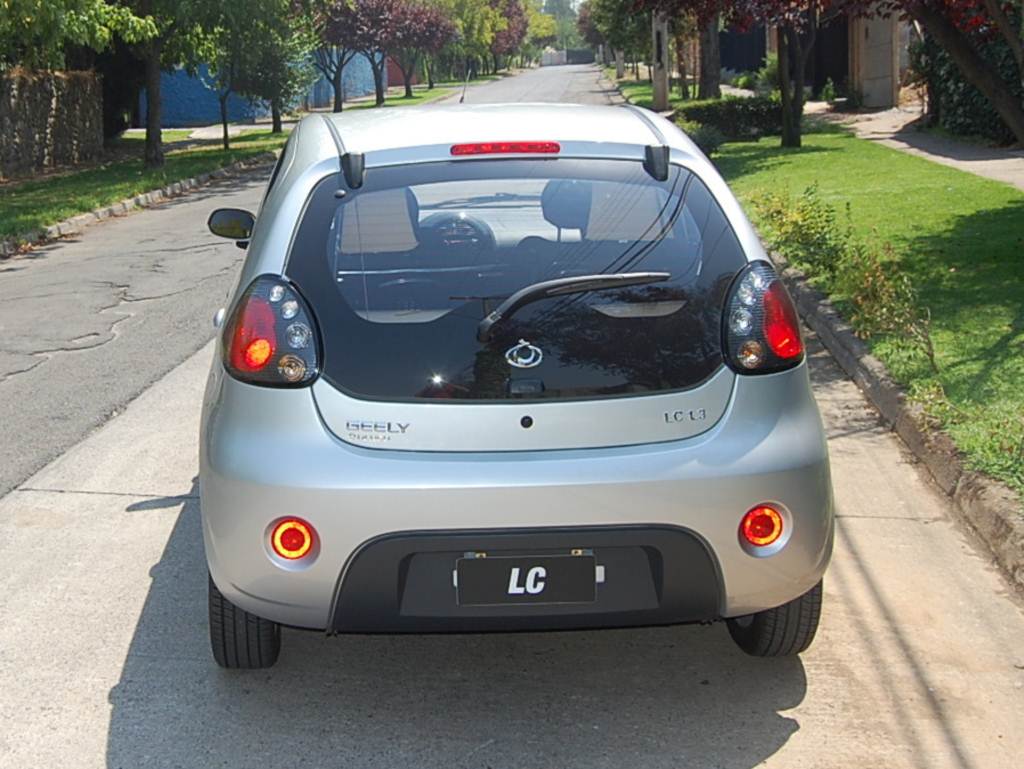 Geely chega ao Brasil com sedã EC7 e hatch LC