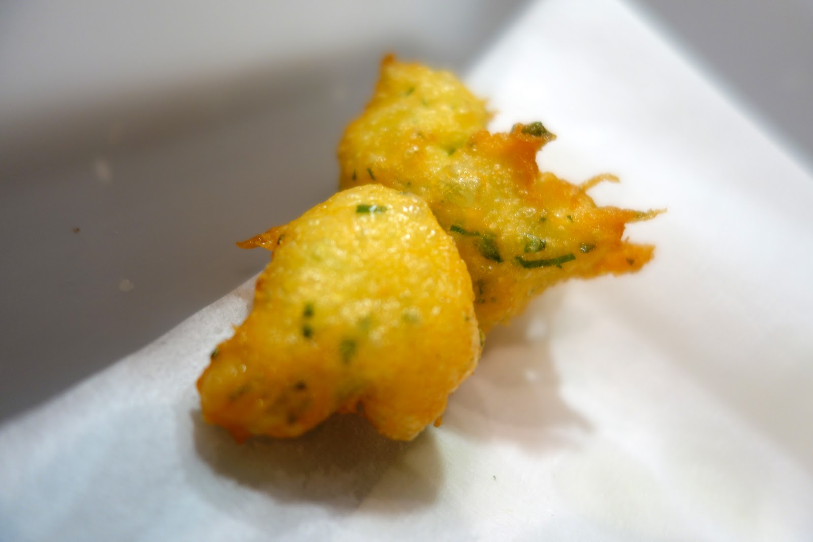 Buñuelos de bacalao con salsa de tomate concassé, una tapa fácil y ...