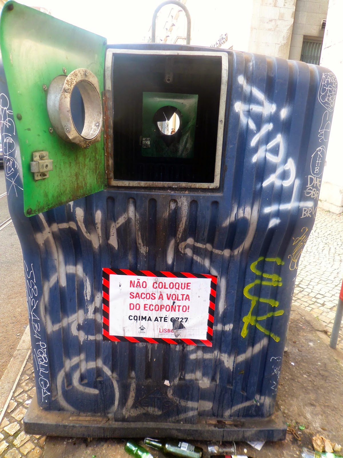 CIDADANIA LX: A moda dos autocolantes nos ecopontos, veio juntar lixo ...