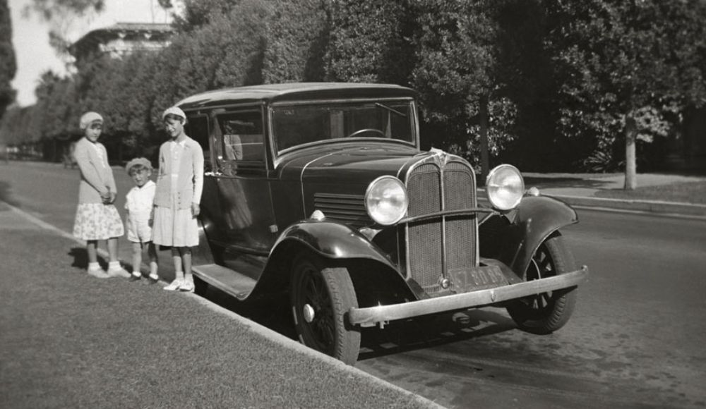 50 Fascinating Vintage Photos of People Posing With Their Family Cars ...