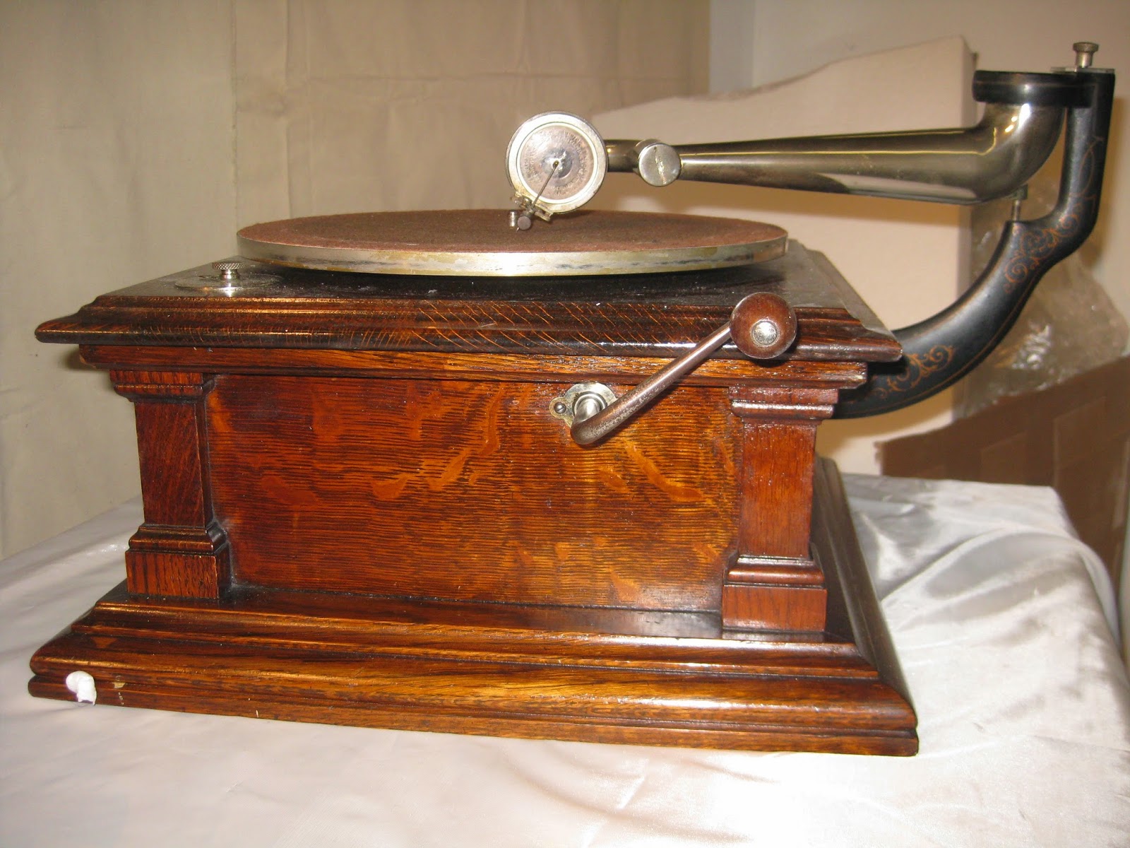 Phonautographist : Victor V (5) Phonograph with Spear Tip Horn, Triple ...