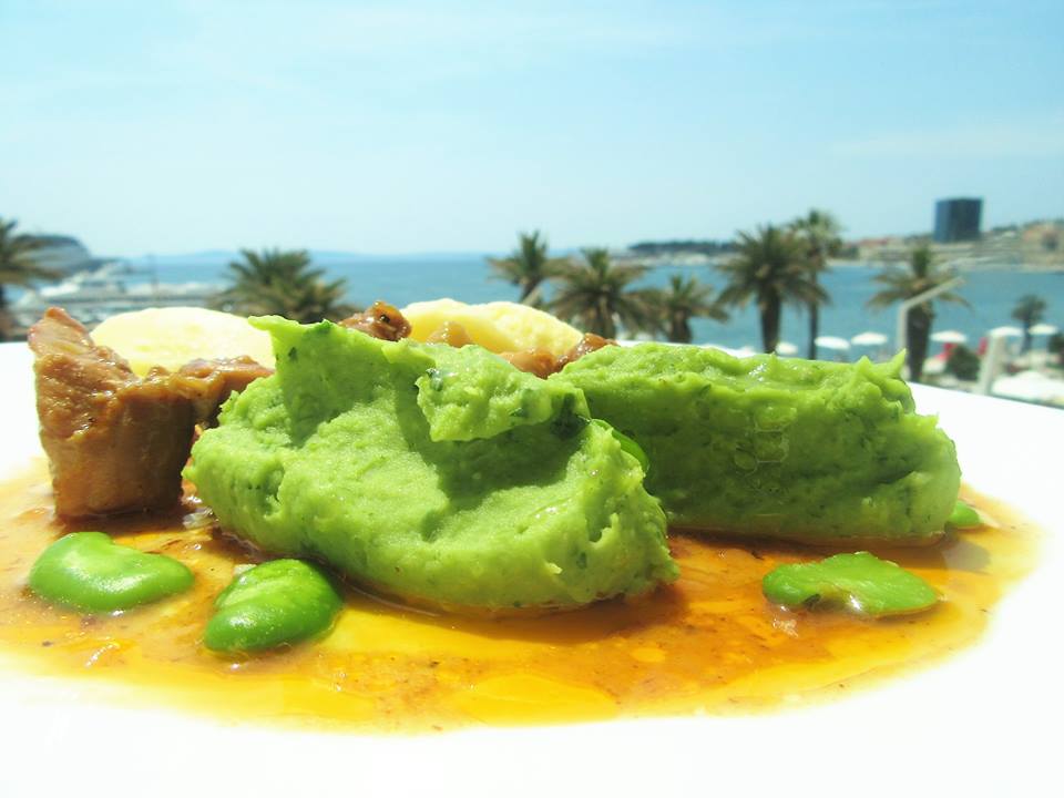 Pire od boba s piletinom na gulaš / Broad bean puree with chicken goulash