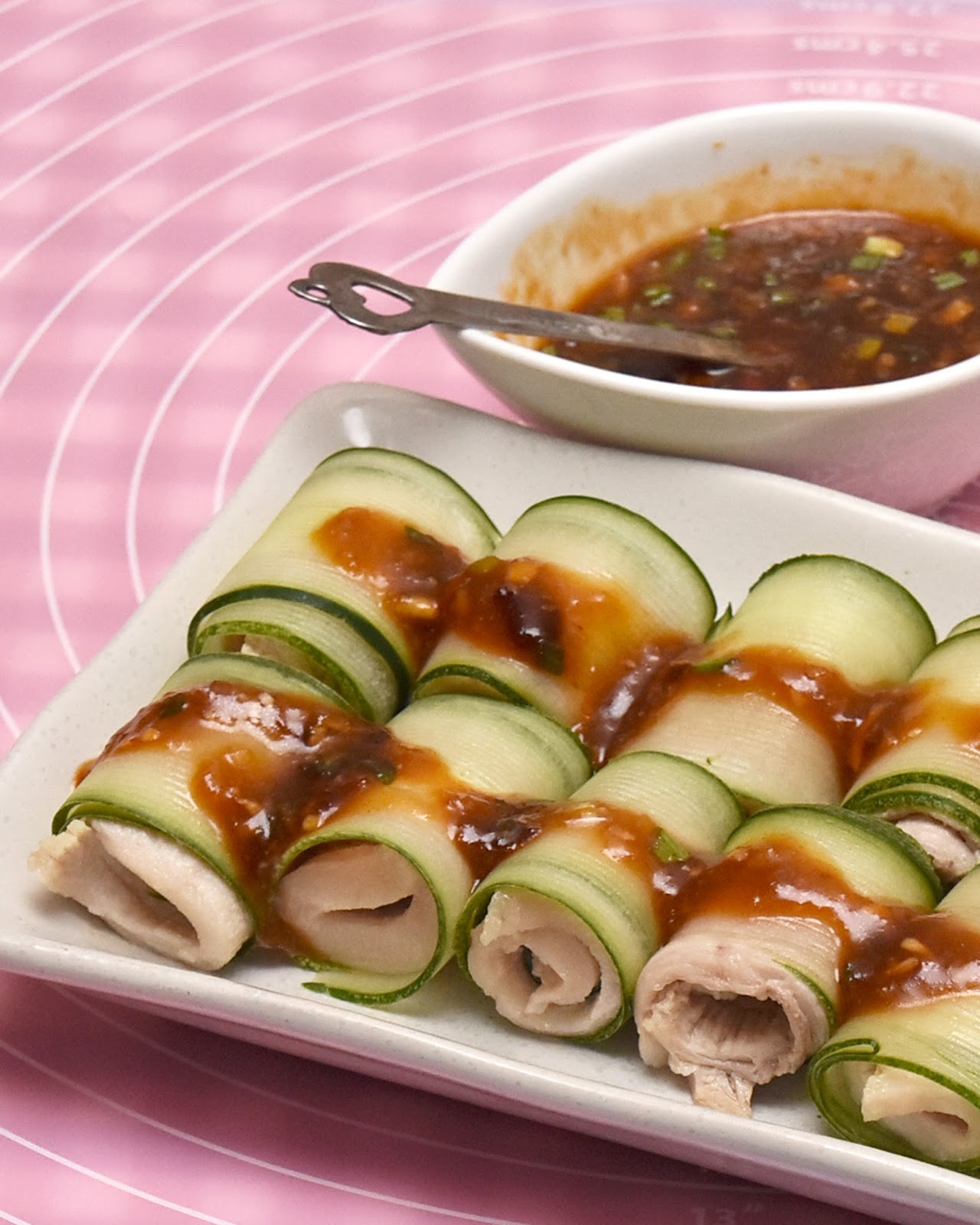 Veronica's Kitchen: 蒜茸白肉 Poached Pork Belly With Garlic Sauce