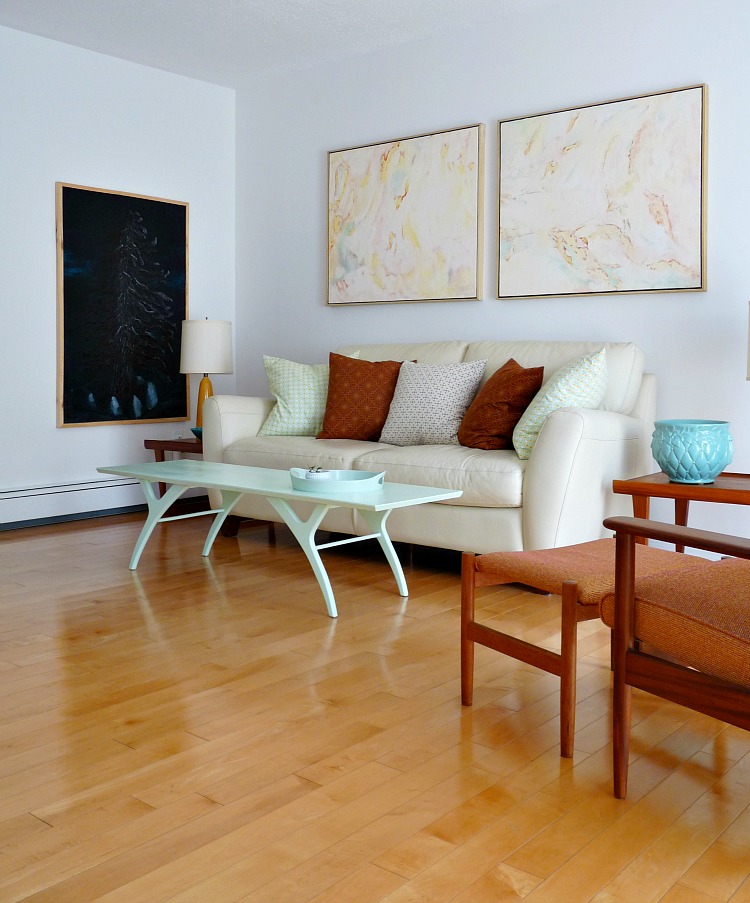 Paint a Mid-Century Coffee Table Mint | Dans le Lakehouse