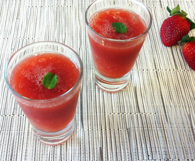 Caipirinha de morango com hortelã
