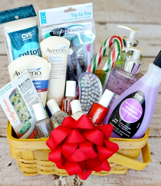 The Domestic Curator: Baskets Overflowing With Good Cheer!