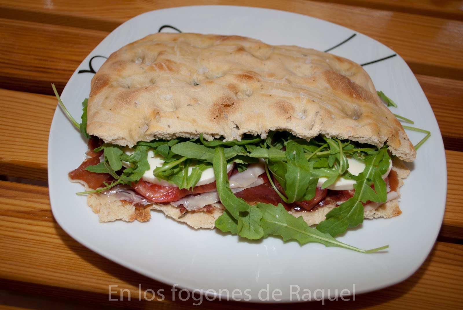 EN LOS FOGONES DE RAQUEL: FOCACCIA RELLENA DE JAMÓN Y RÚCULA