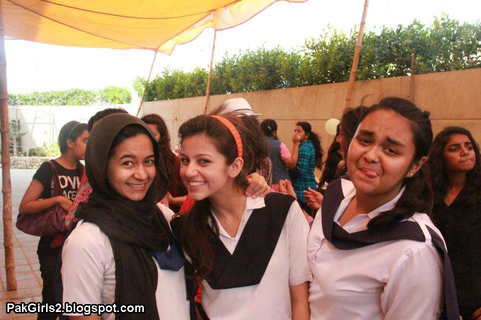 Fashion Selfies: Pakistani beautiful college girls Latest Collection