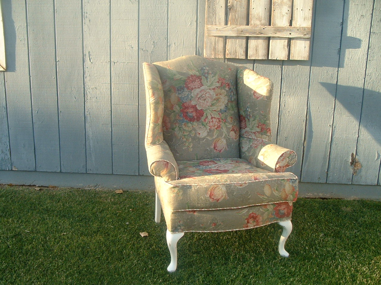 Simply Smitten: Cottage wingback...