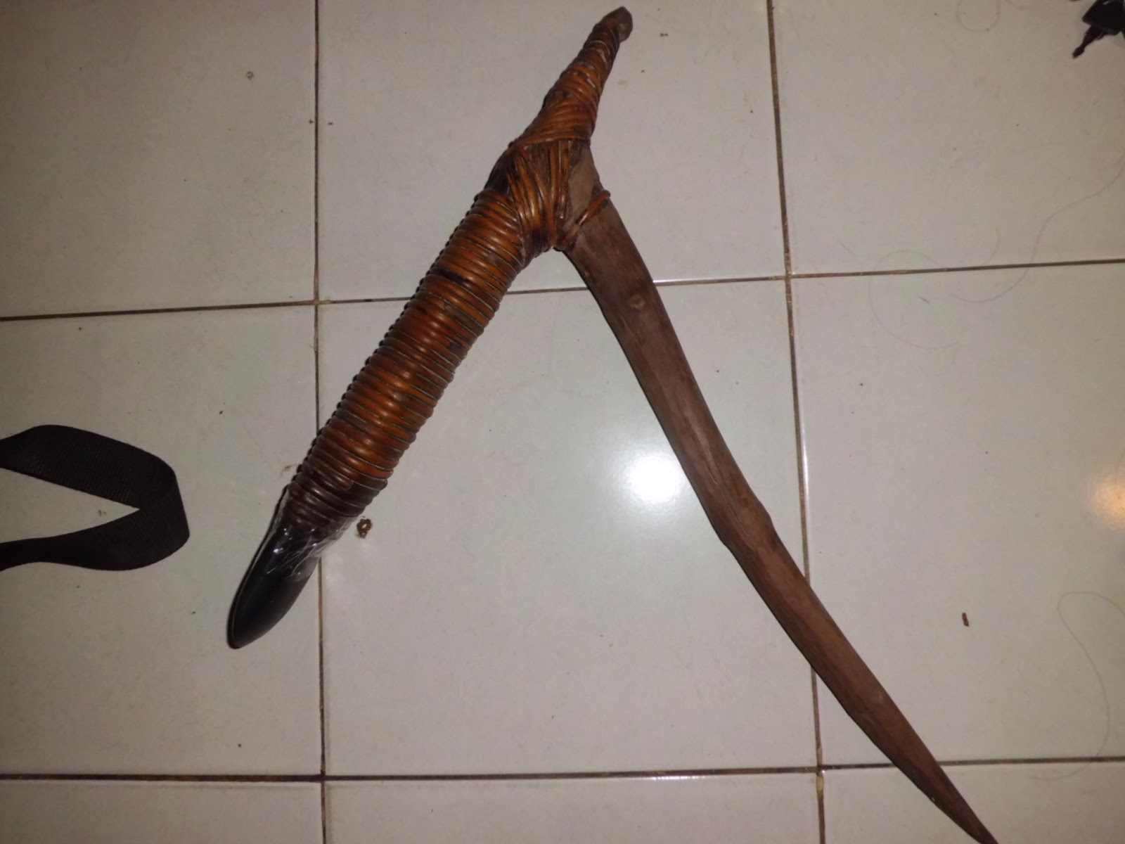 KOLEKSI ANTIK: ALAT CANGKUL KAYU ANTIK PURBA ATK 01