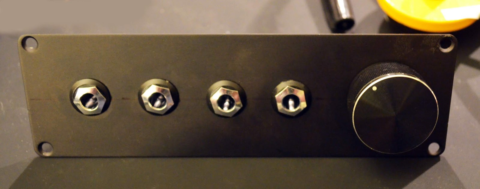 DIY Audio Electronics from Zynsonix.com: DIY Headphone Switchbox