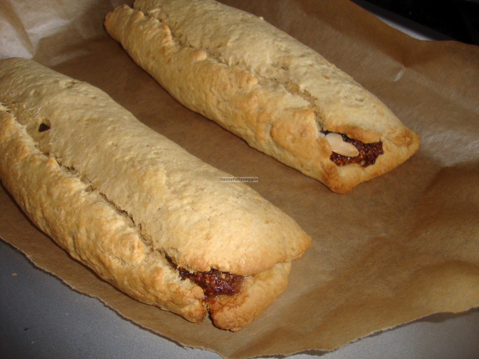 Tastefully Veggie ...: Fig Rolls (eggless)