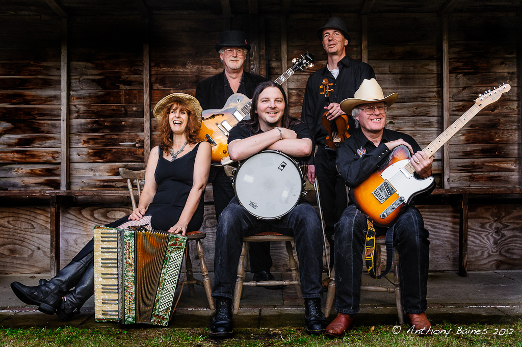 Wonky Horizons: Shooting a band: Fat Tuesday