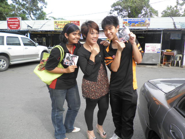 Zenny Salihuddin: Zenny g melawat radio Station :) !!!! hehehe