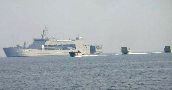 DEFENSE STUDIES: 2 KRI Kolinlamil Latihan Beaching