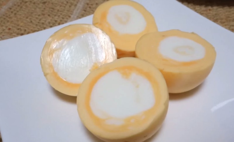 Cara Membuat Telur Rebus dengan Bagian Kuning di Luar Bagian Putih ...