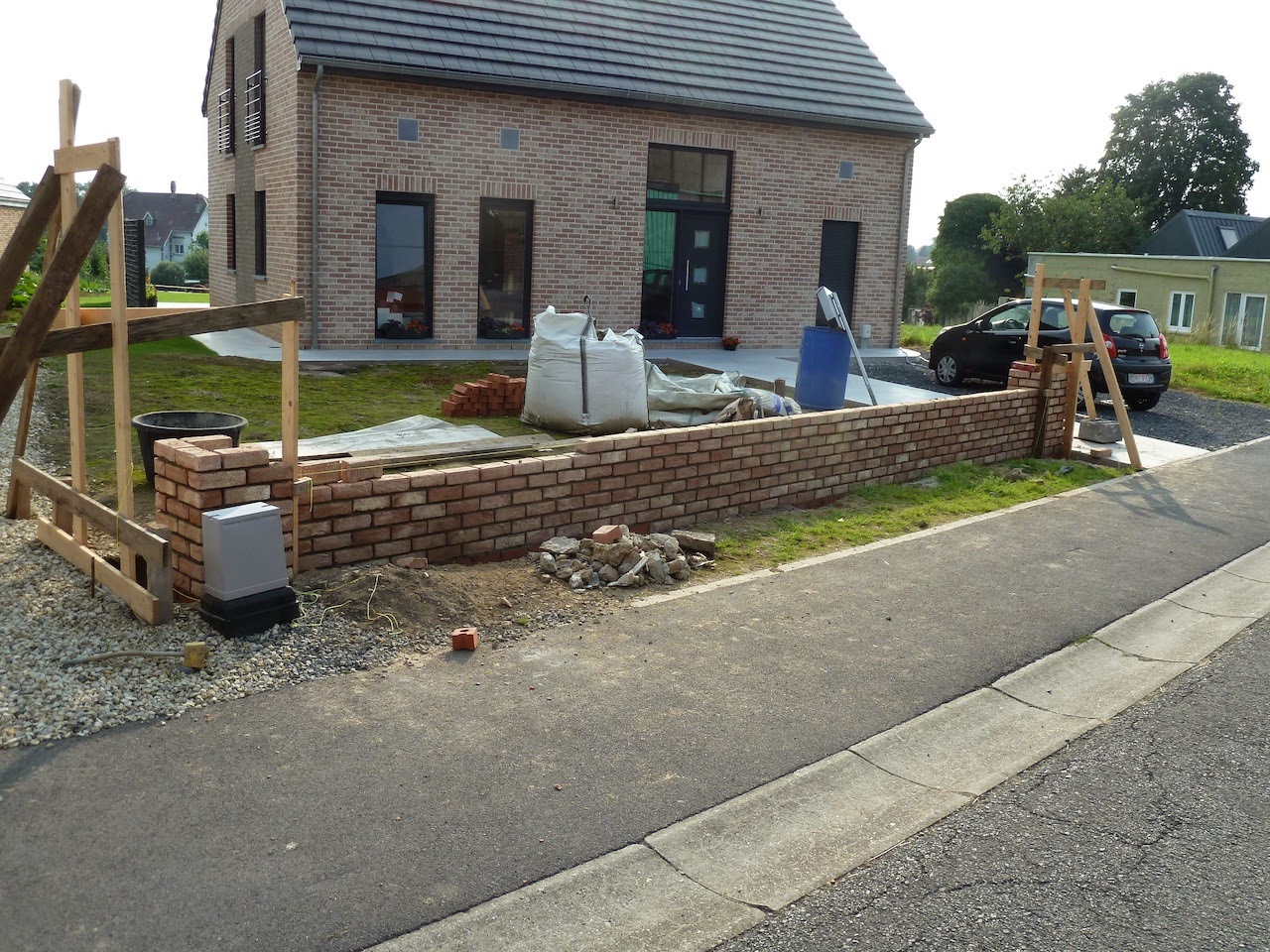 La Construction de notre Maison: Le muret devant la maison (2)