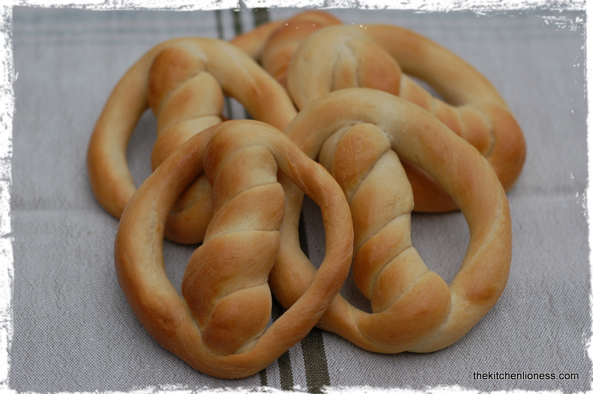 The Kitchen Lioness: Burger Brezel (Burger Pretzel)