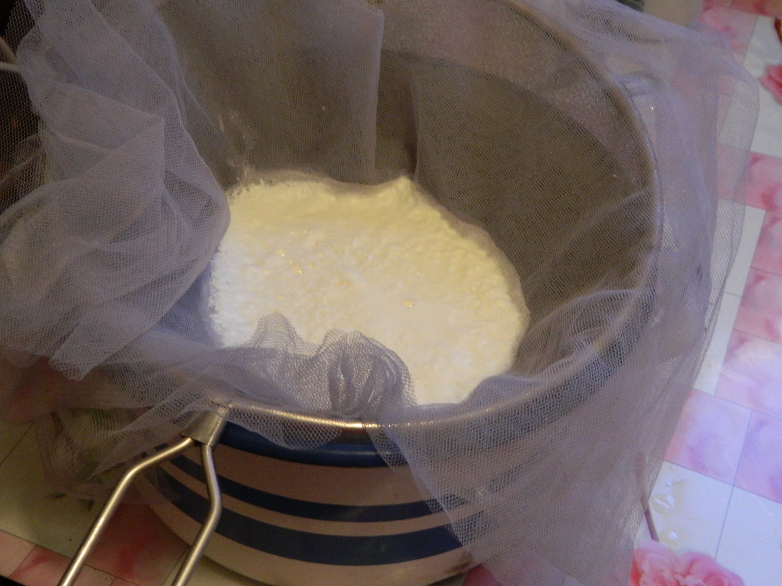 Cum obţinem brânza dulce şi zer din lapte prins