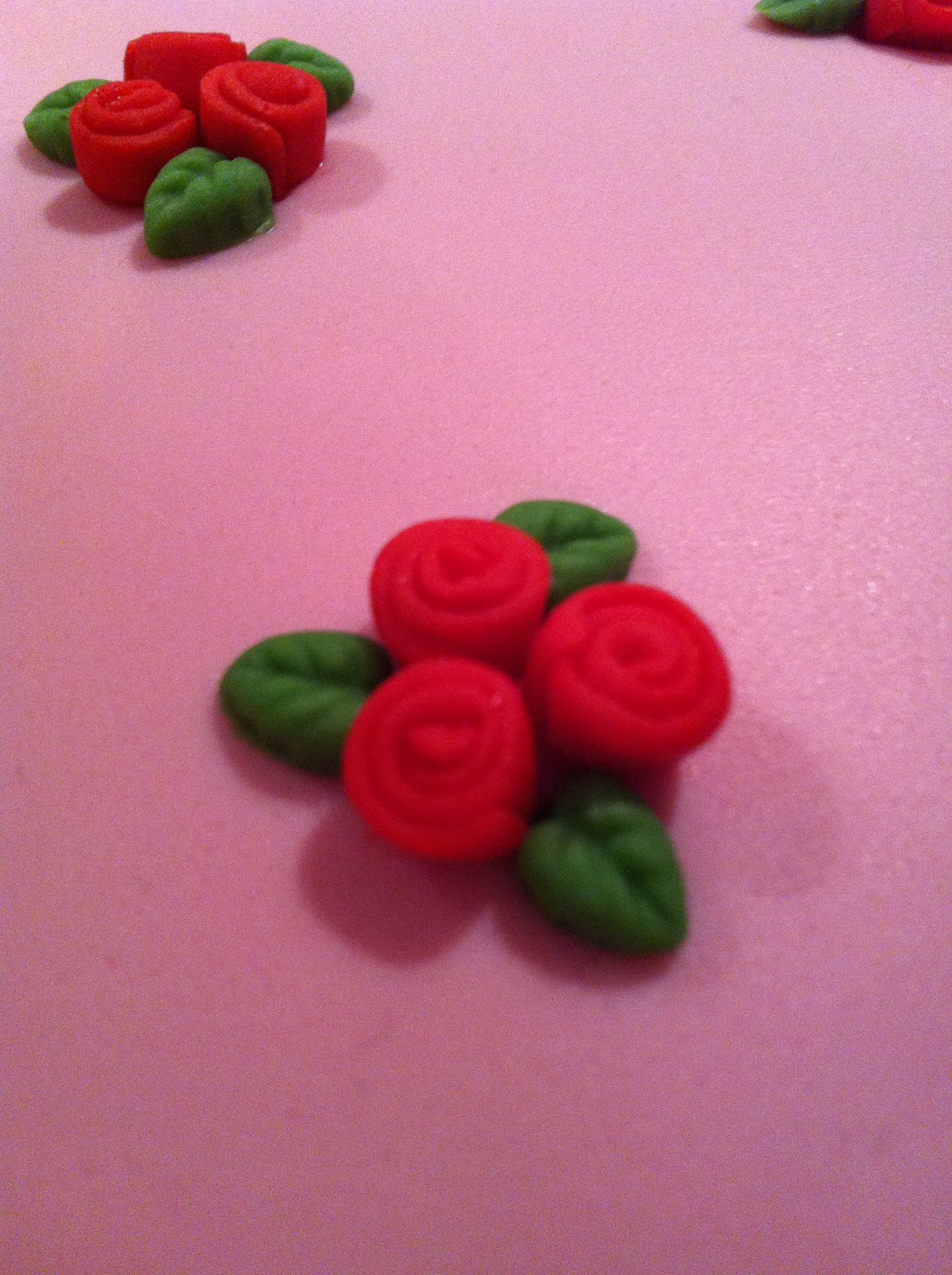 Taart bij Essy's Cosy-Cakes: roze taart met rode rol roosjes