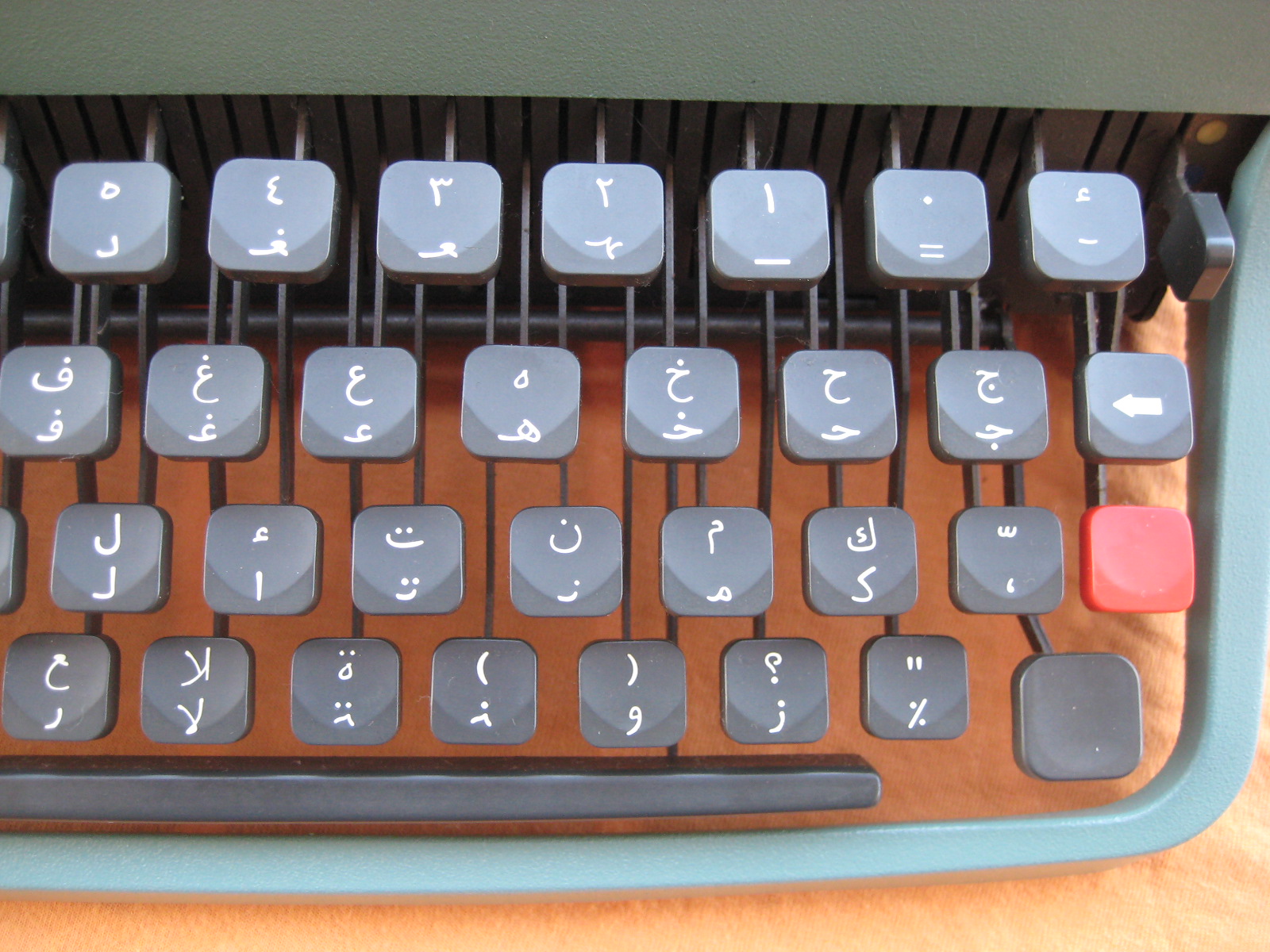 Retro Tech Geneva: Olivetti Lettera 32 Portable Manual Typewriter - Arabic