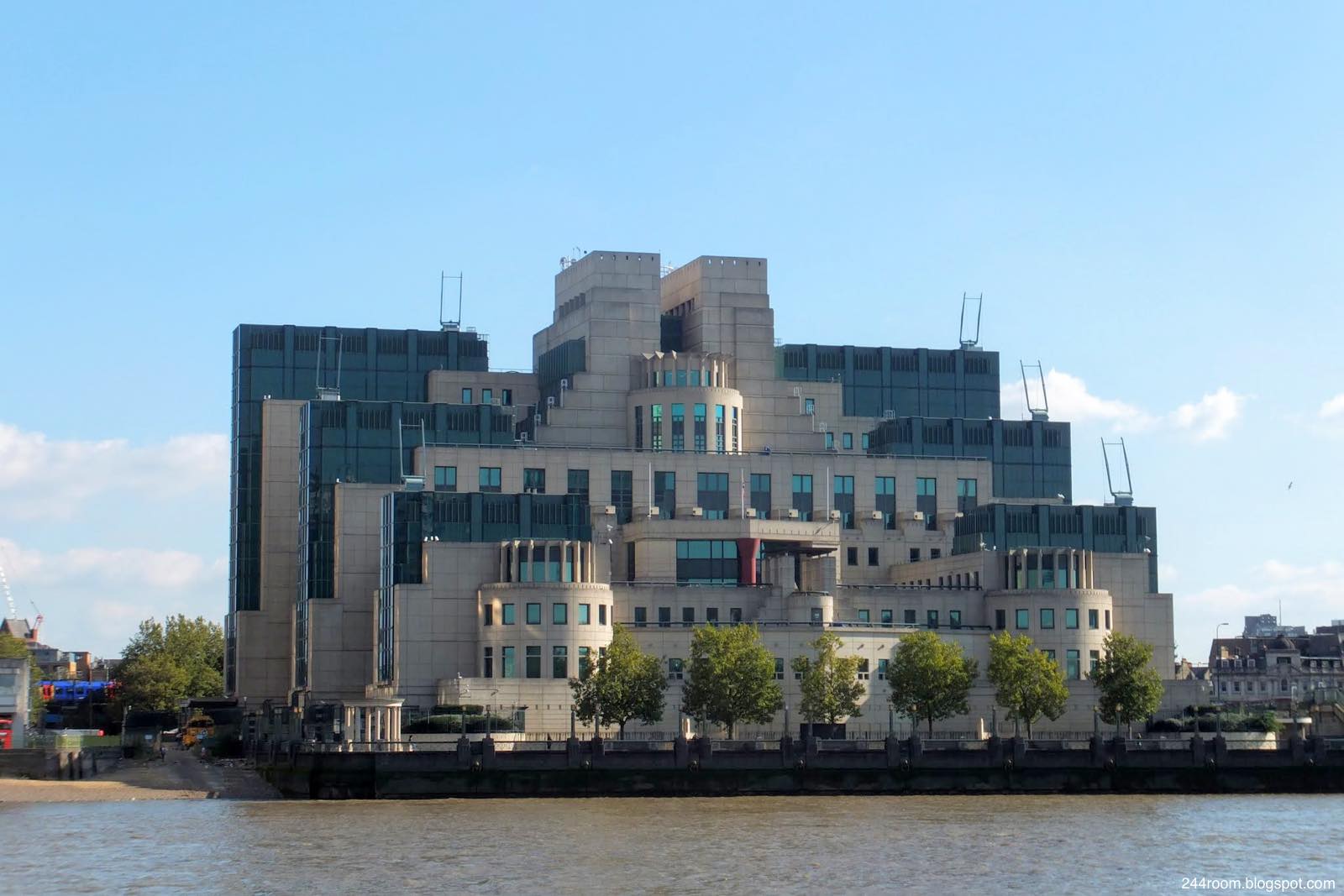007ファンなら一度は行きたい！イギリス秘密情報部MI6本部を見に行く｜ロンドン イギリス | 244 Room
