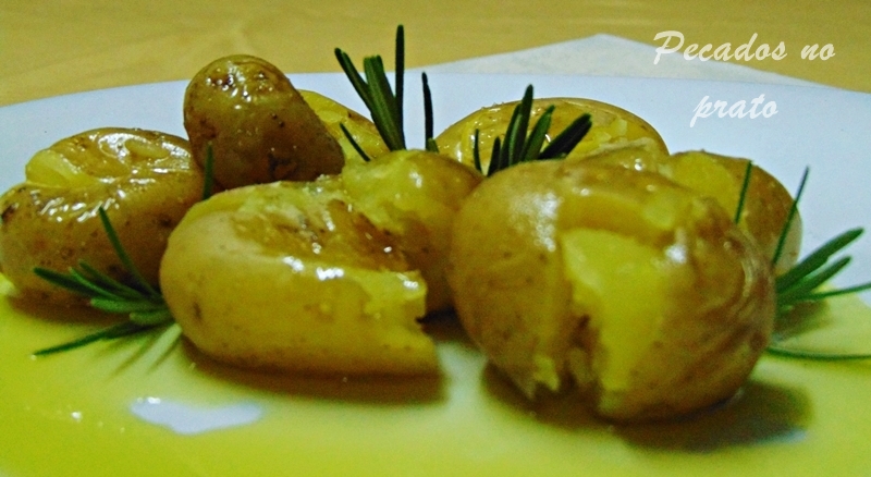 Batatas a murro no microondas - Receitas de pecados no prato