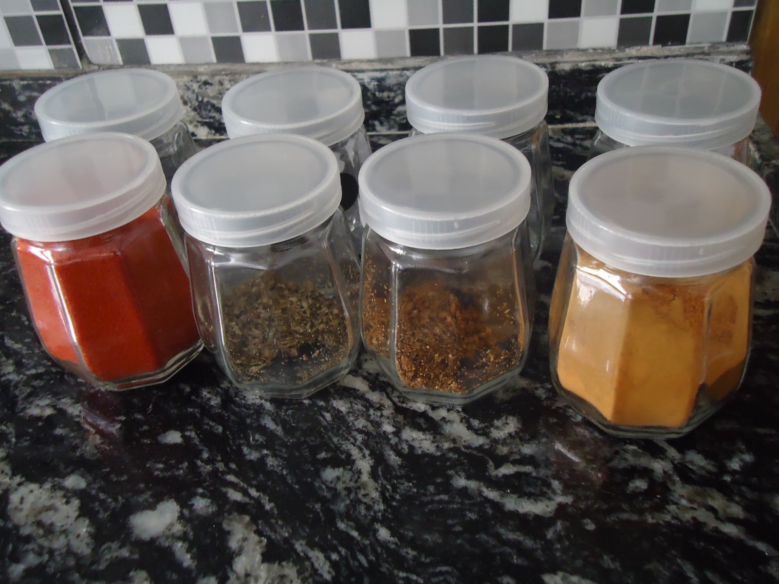 Pipoca e Fuxico: Faça você mesmo (a) Potes de temperos "suspenso"