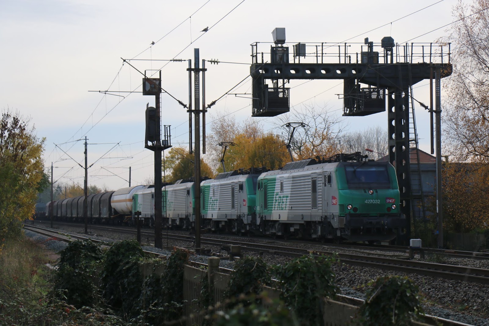 LA PASSION DU TRAIN: 3 BB 27000 et 1 37000 sur le Woippy-Dunkerque