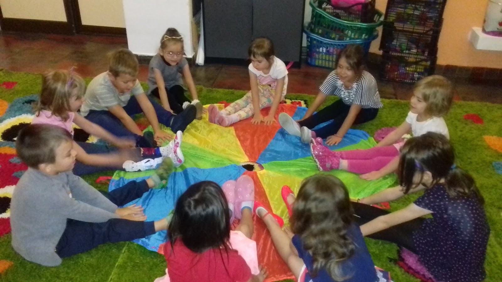 Grădiniţa Iris: Parasuta colorata – noul nostru partener de joaca!