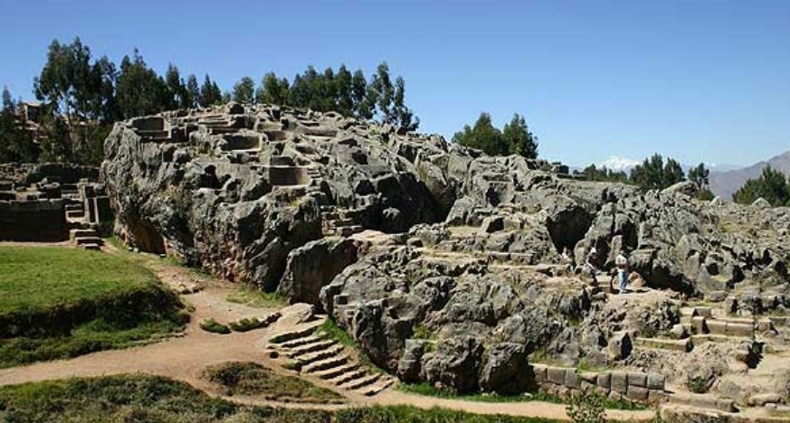 ArqueoLugares: QENQO / Q´ÍNQU / KENKO prox. Cerro Socorro. Cuzco. Perú