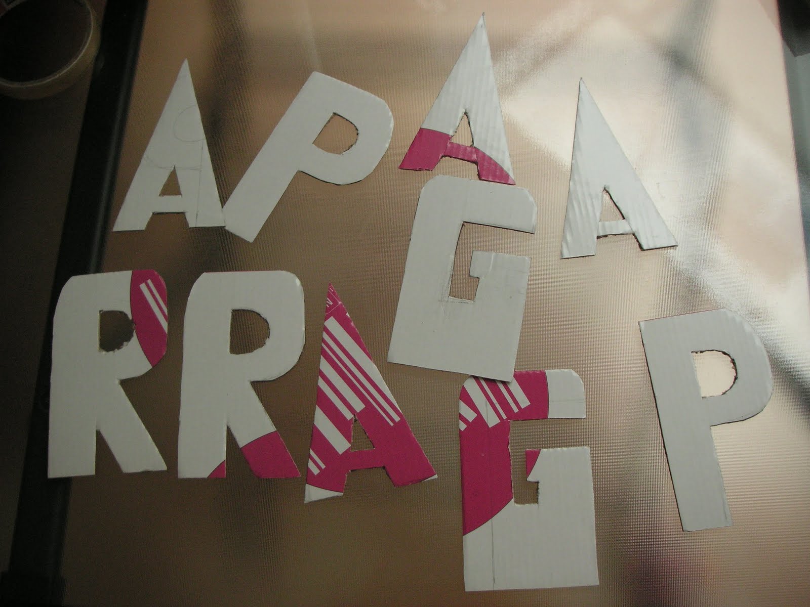 La casa de los Martínez: Letras para collage [Letters for a collage]