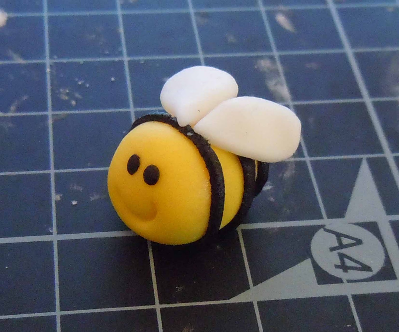 Cake Trails...: How to make a fondant bee {Tutorial}