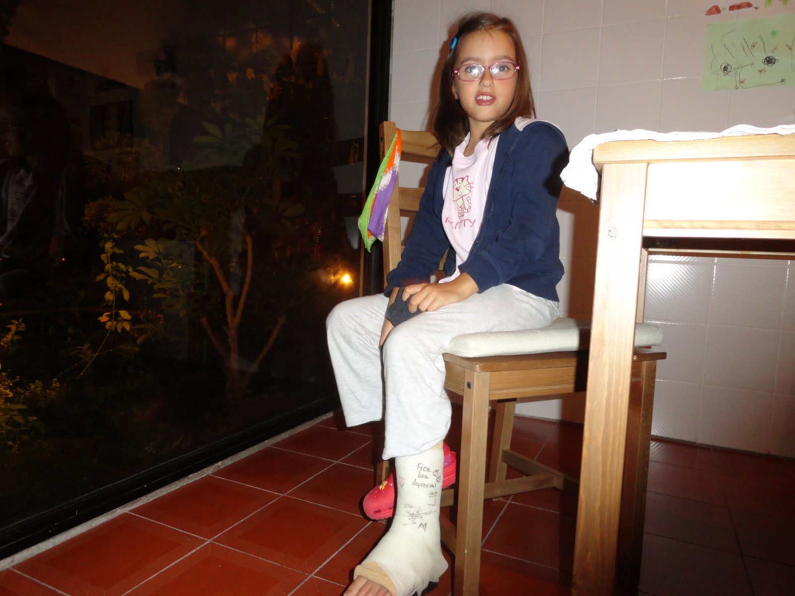 O Homem sonha o destino nasce: Perna engessada