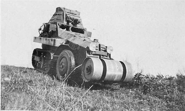Armour force / Panssaroitu voima : AMC Schneider P16 Half-Track