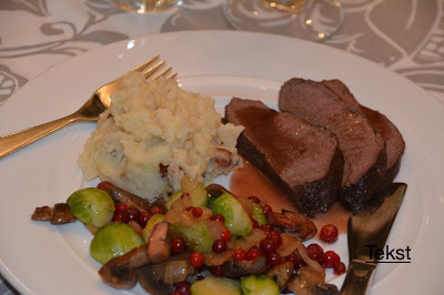 ganske enkelt: Hjortefilet med portvinssaus, surret sopp og rosenkål og ...