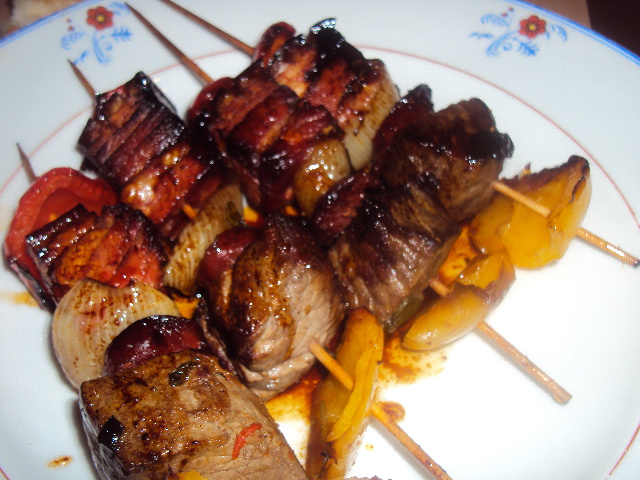 chez moi: Espetadas de posta de vaca com bacon e chouriço