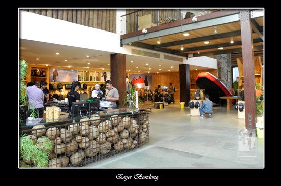 Berburu perlengkapan berpetualang di Showroom Eiger Bandung | It's All ...