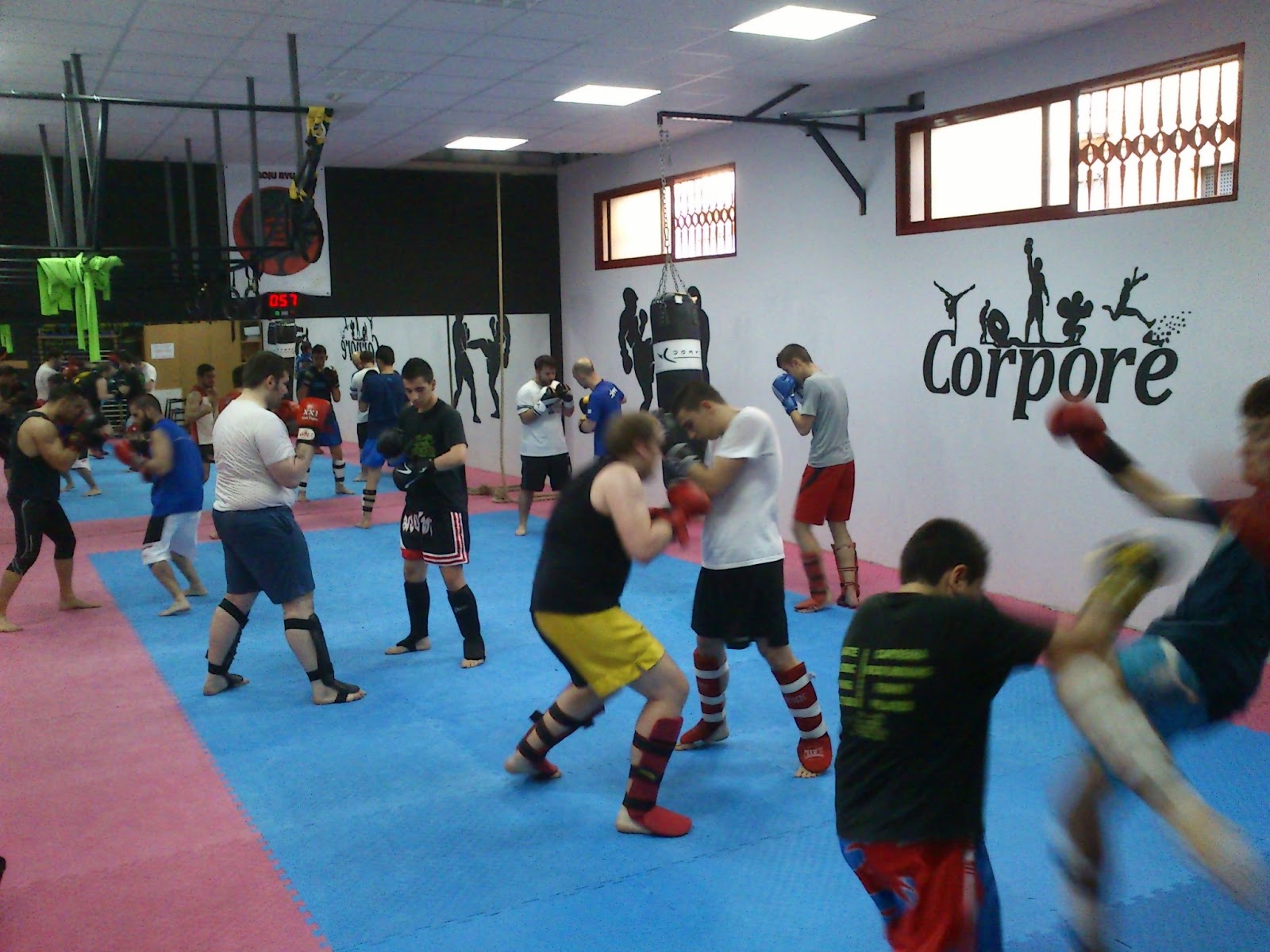 GIMNASIO Corpore Fitness Club: KICK BOXING